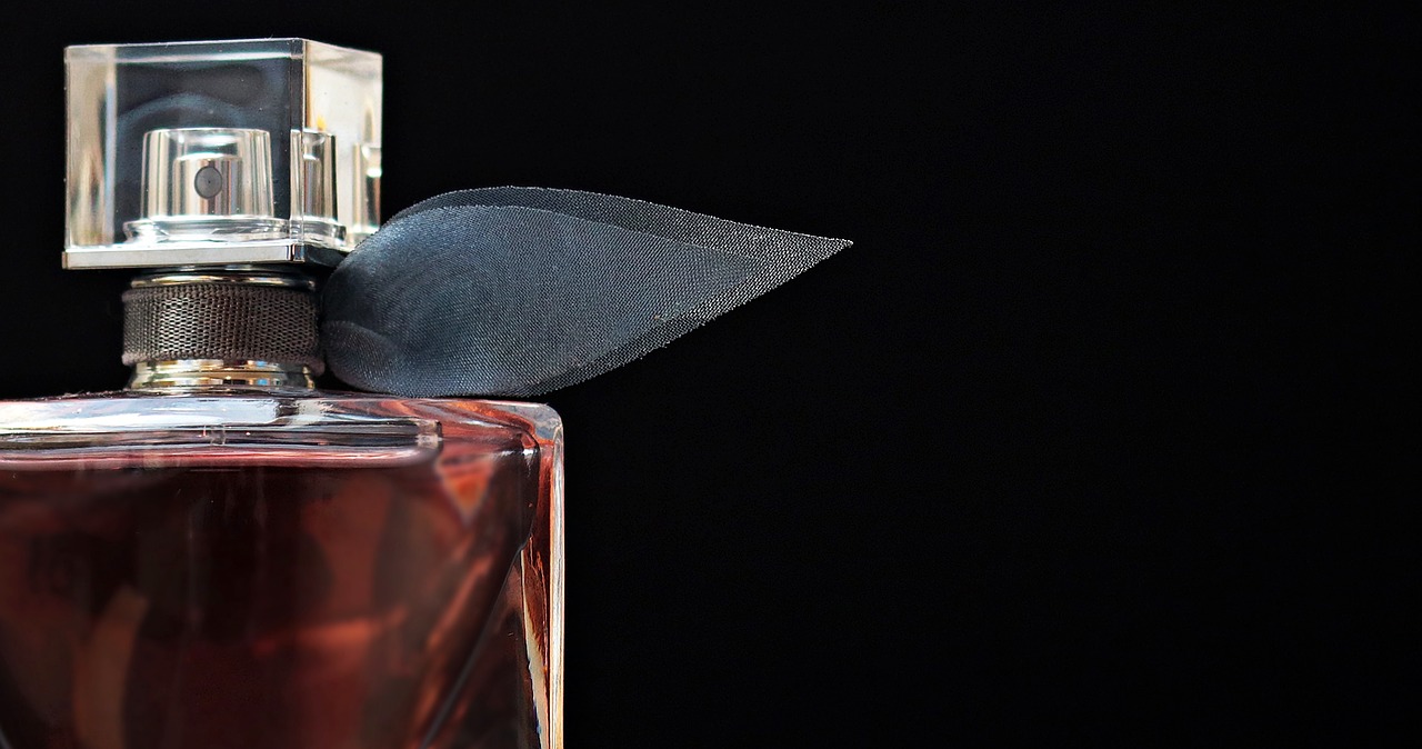 Come si sceglie un profumo? Ce lo spiegano le esperte di Mouillettes ... Come si sceglie un profumo? Ce lo spiegano le esperte di Mouillettes ...